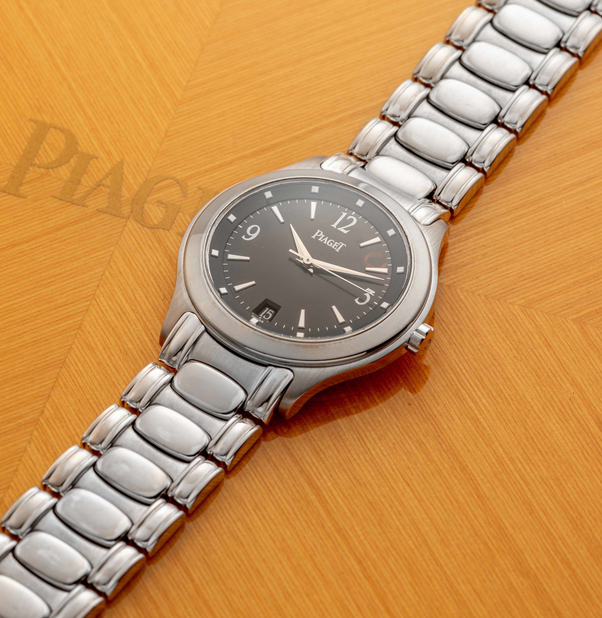Piaget Ref. 26001, self-winding, centre-seconds, date, integrated ...